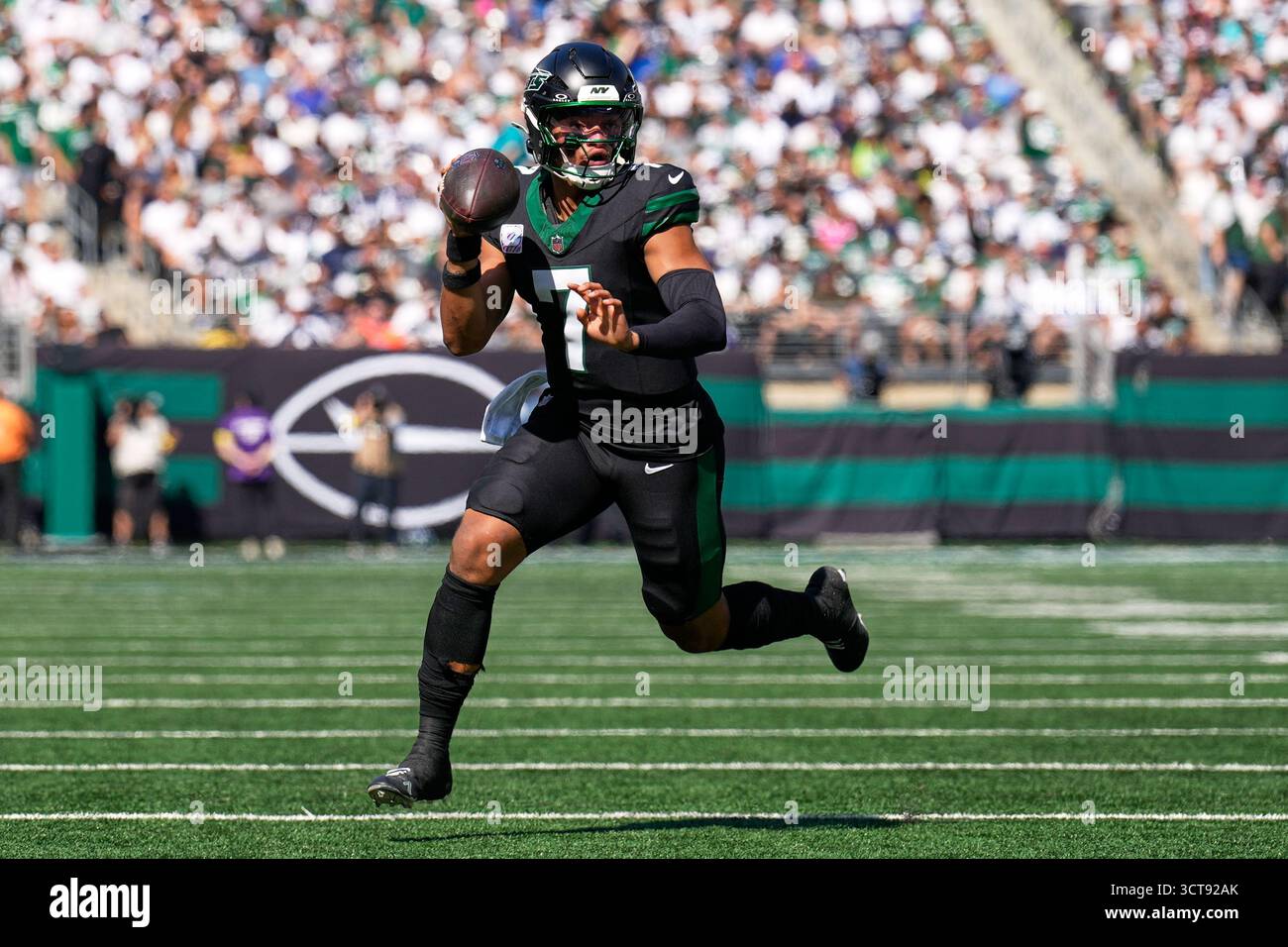 New York Jets' Justin Fields looks to pass during the first half of an ...