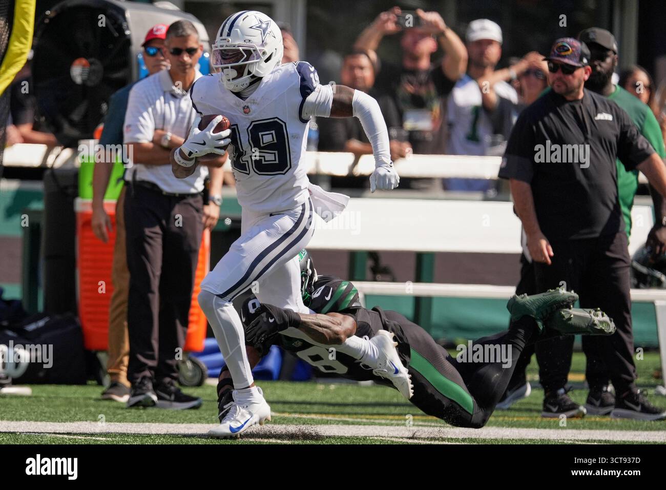 Dallas Cowboys' Ryan Flournoy tries to get past New York Jets' Andre ...