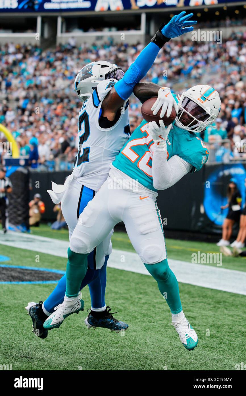 Miami Dolphins running back De'Von Achane catches a touchdown pass ...