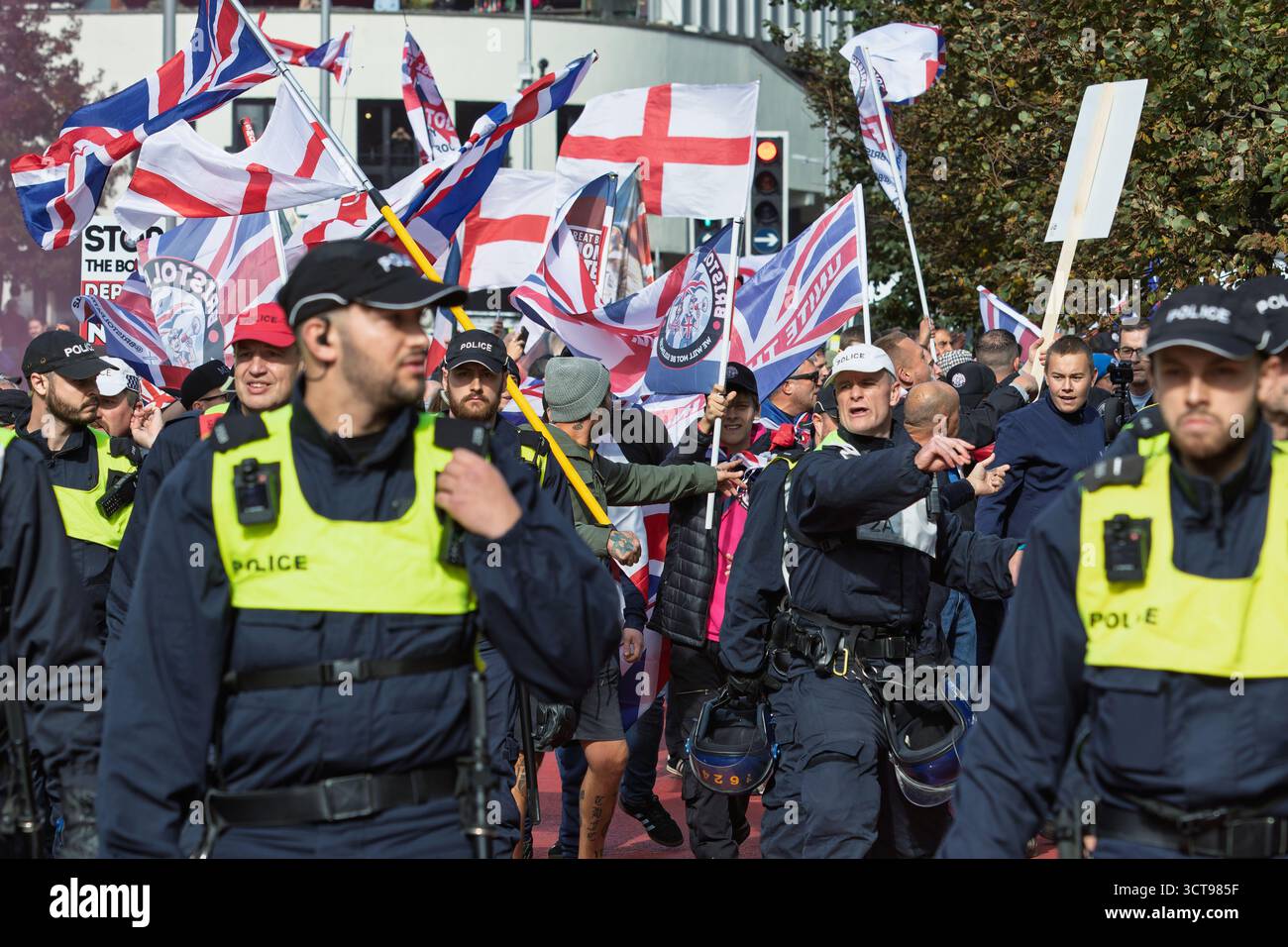 Bristol, UK. 5th Oct, 2025. Police are pictured as they separate anti ...