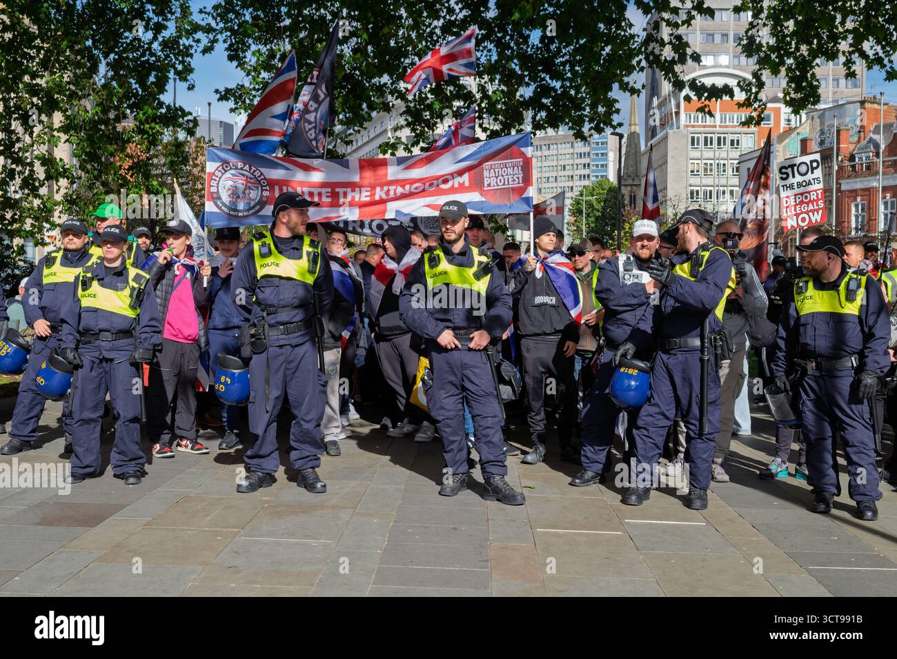 Bristol, UK. 5th Oct, 2025. Police are pictured as they separate anti ...