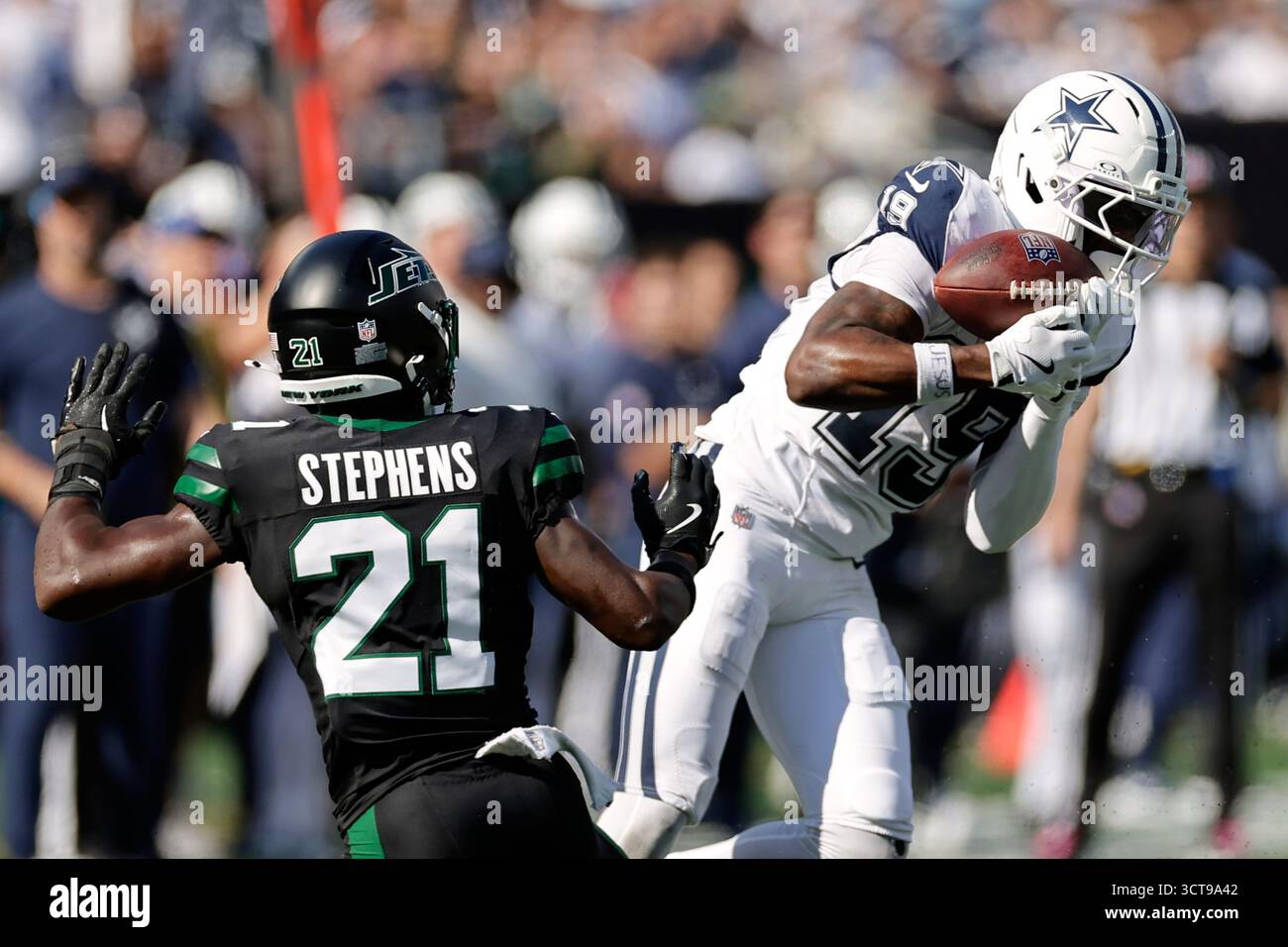 Dallas Cowboys' Ryan Flournoy catches a pass in front of New York Jets ...