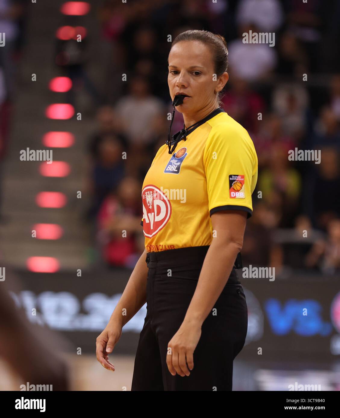 Bonn, Deutschland. 04th Oct, 2025. Referee Anne Panther, Telekom ...