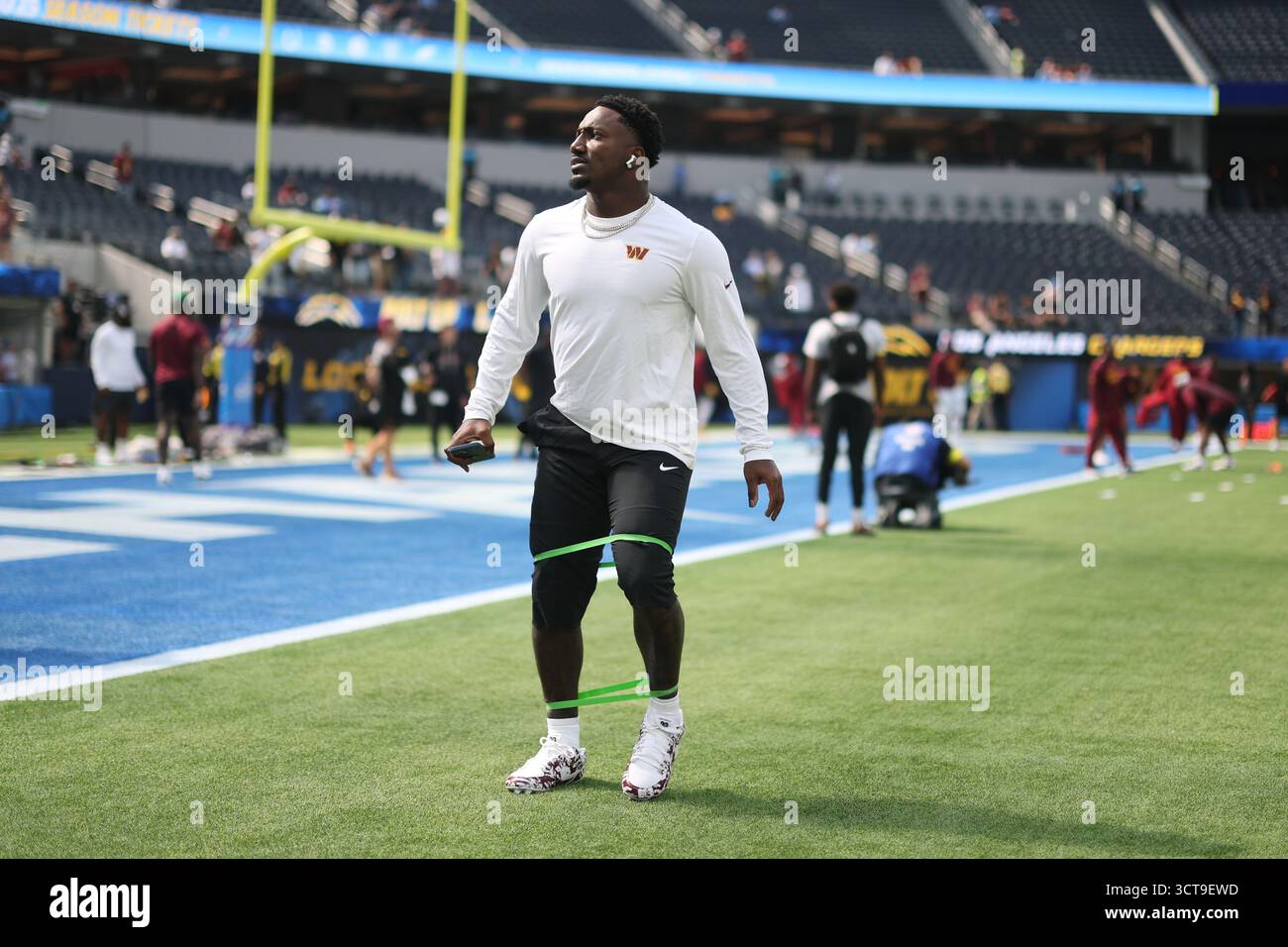 Washington Commanders wide receiver Deebo Samuel Sr. warms up before an ...