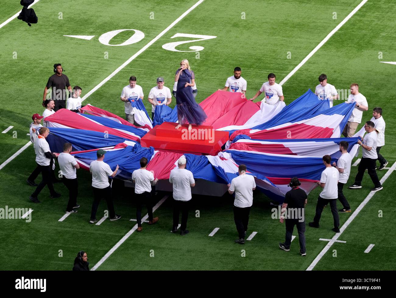 Pixie Lott sings the British national anthem ahead of the NFL ...