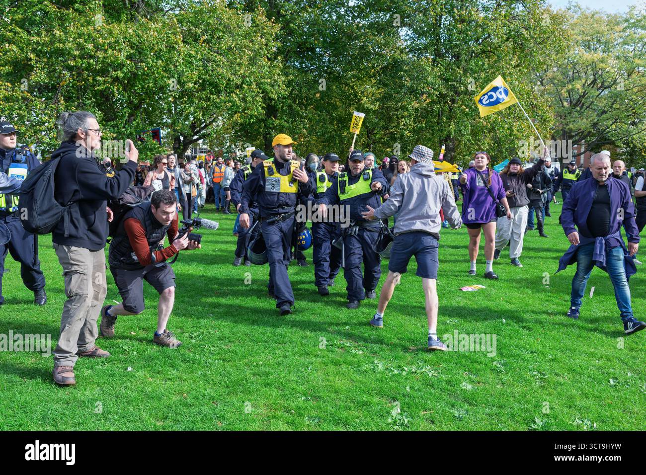 Bristol, UK. 5th Oct, 2025. Police are pictured as they separate anti ...