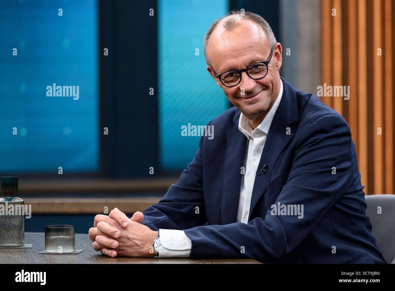 im Bild v.l.: Bundeskanzler Friedrich Merz, GER, Berlin, Studio, zu Gast bei - Caren Miosga ...