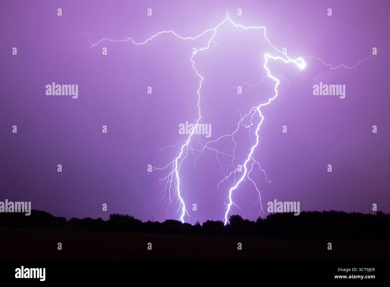 Vivid flash lightning against hi-res stock photography and images - Alamy