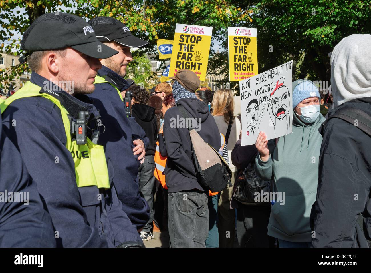 Bristol, UK. 5th Oct, 2025. Police are pictured as they separate anti ...