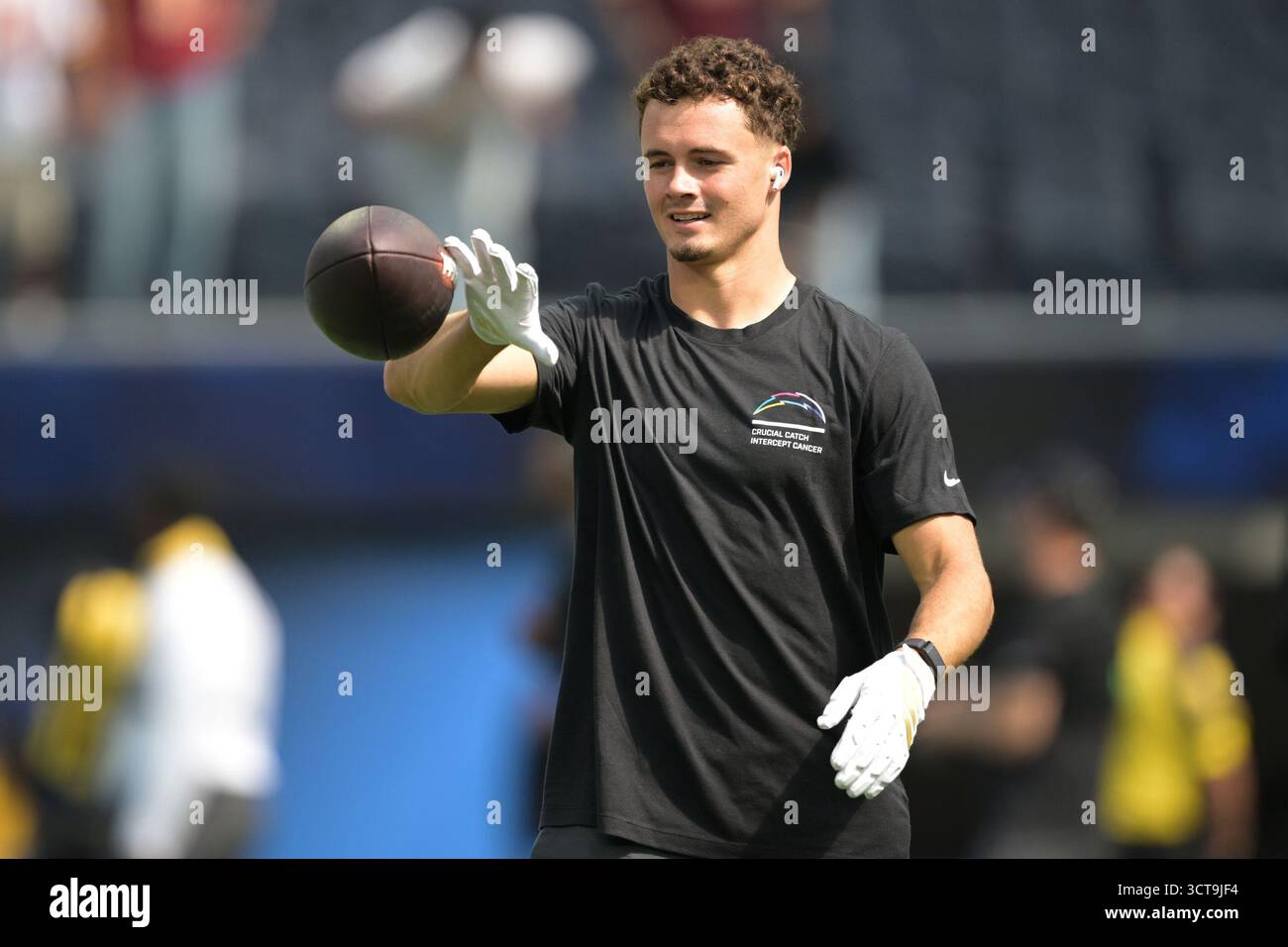 Los Angeles Chargers wide receiver Ladd McConkey warms up before an NFL ...