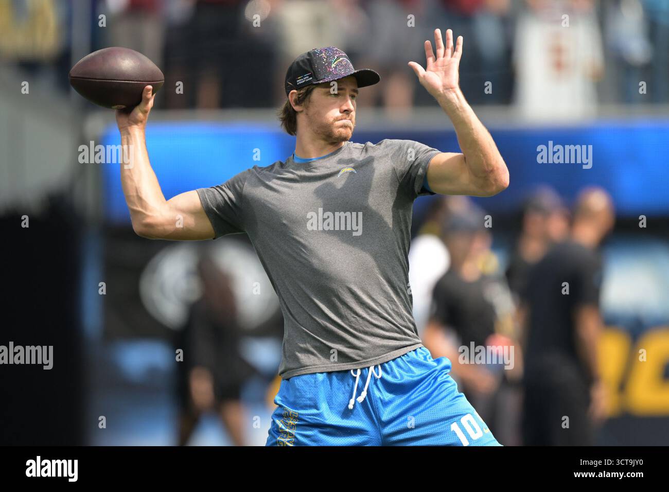 Los Angeles Chargers quarterback Justin Herbert warms up before an NFL ...