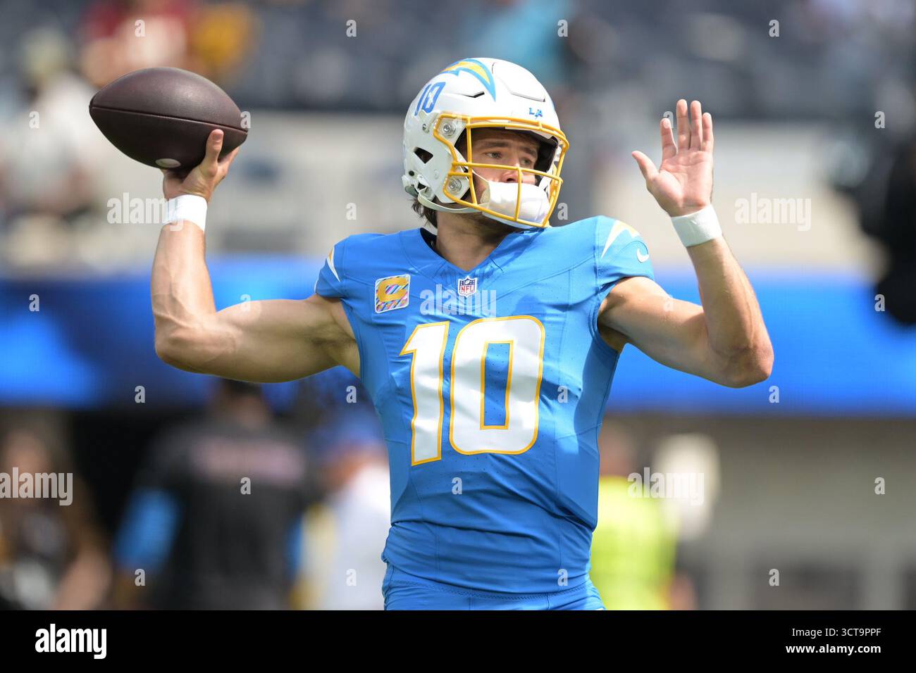 Los Angeles Chargers quarterback Justin Herbert (10) warms up before an ...