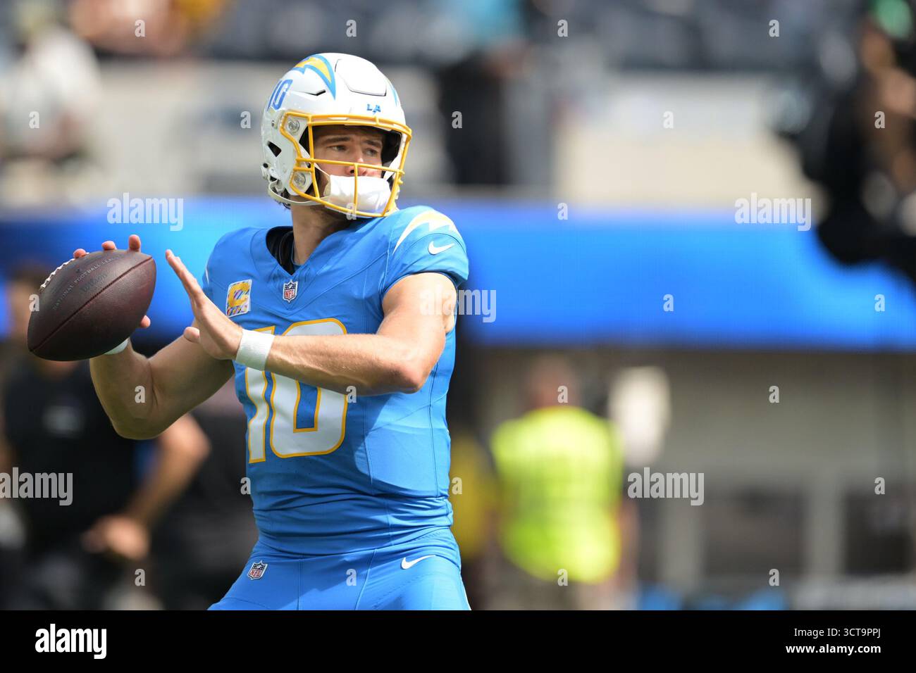 Los Angeles Chargers quarterback Justin Herbert (10) warms up before an ...