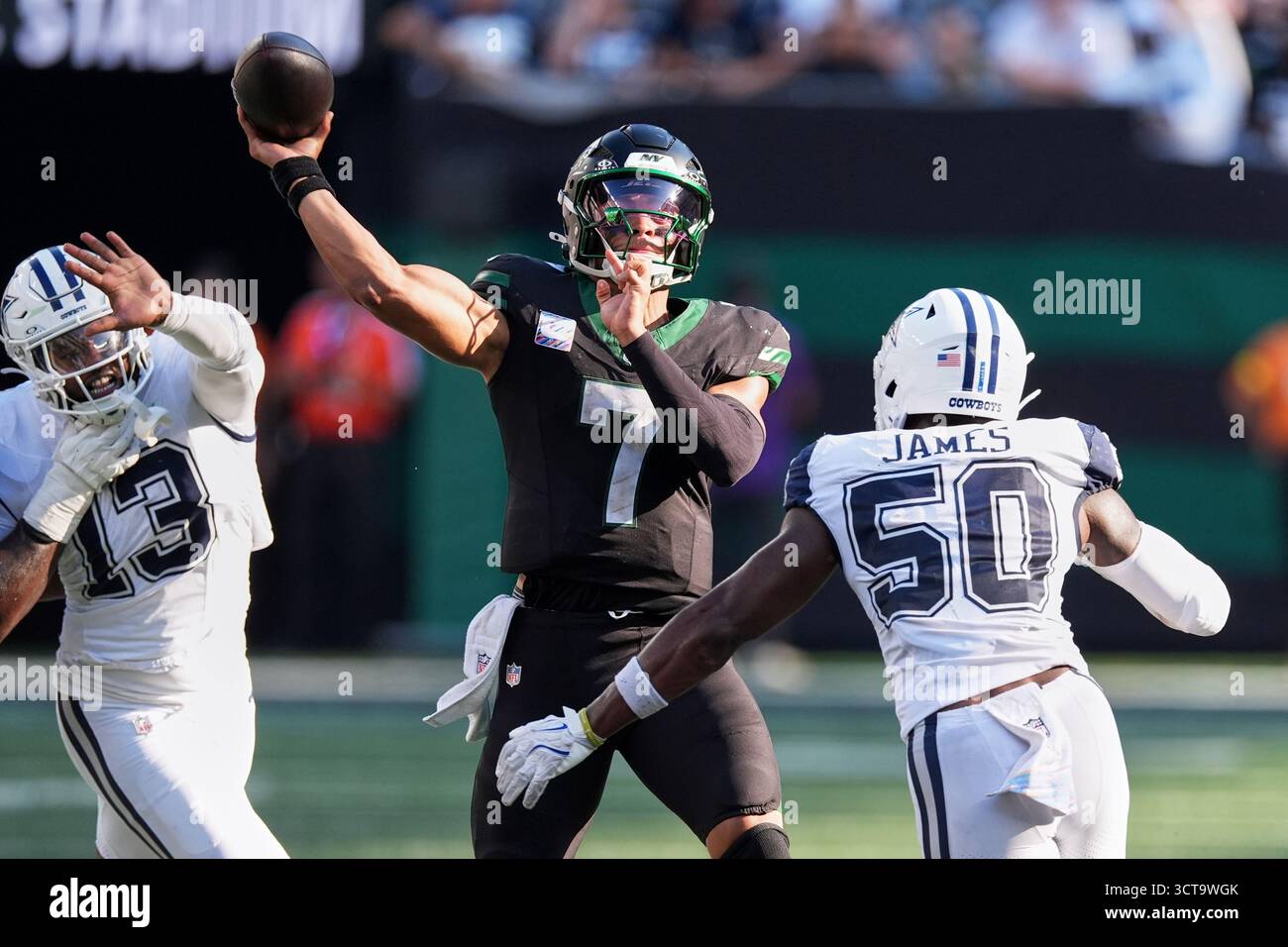New York Jets' Justin Fields throws during the second half of an NFL ...