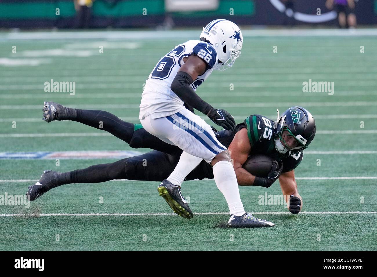 New York Jets' Mason Taylor catches a pass in front of Dallas Cowboys ...