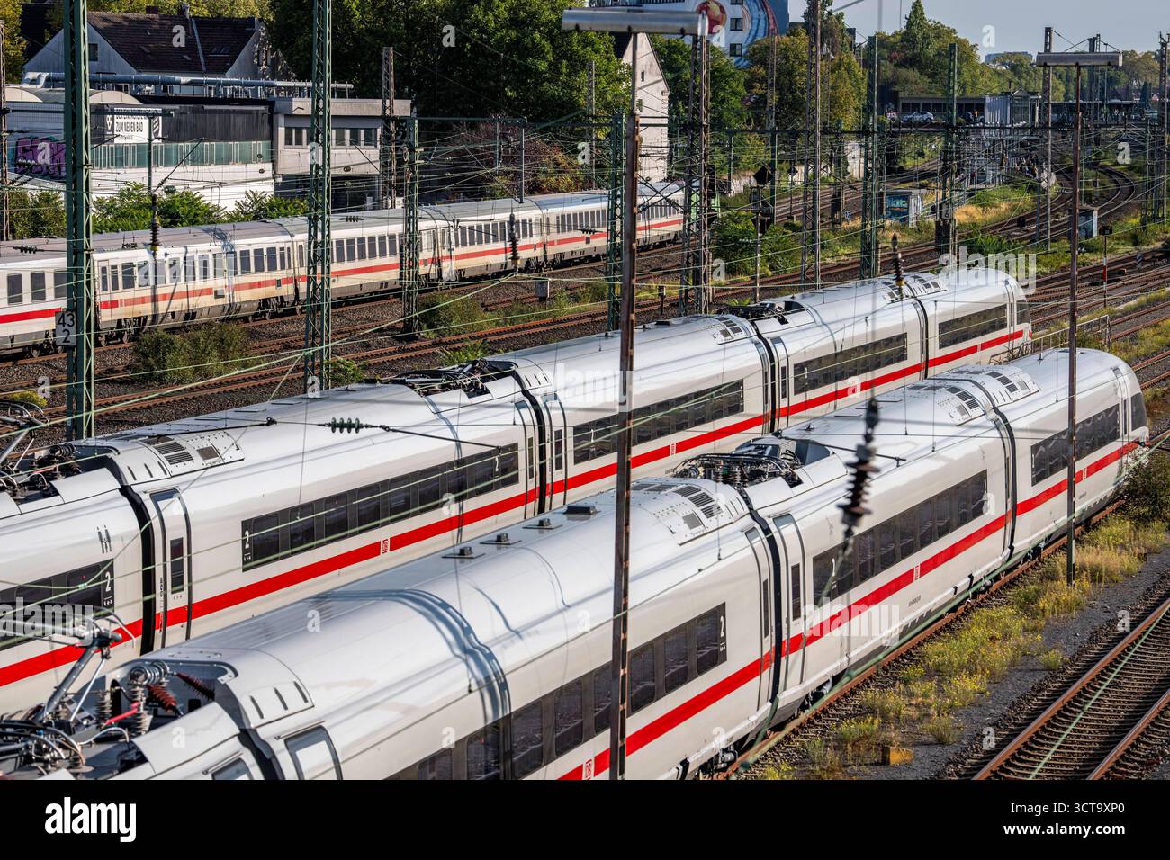 ICE Züge auf der Bahnstrecke, IC, Intercity Zug, nördlich des ...