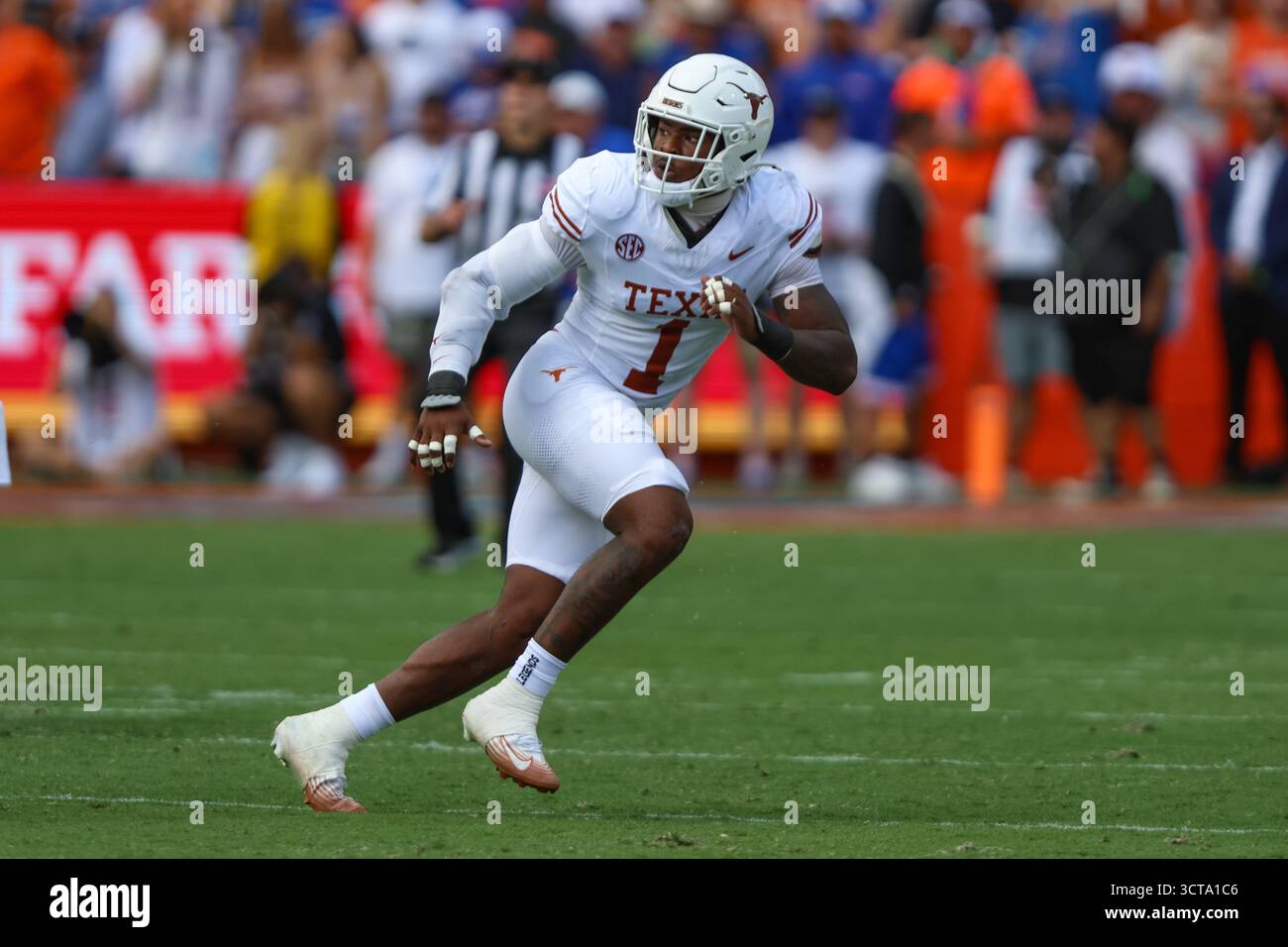 Texas linebacker Colin Simmons (1) in action during an NCAA football ...