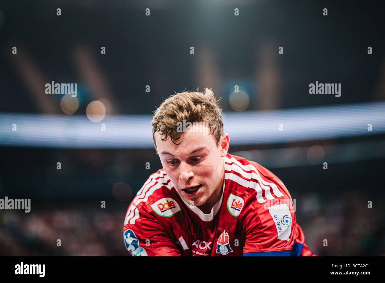 Hamburg, Deutschland. 05th Oct, 2025. Moritz Sauter (HSV Hamburg, 33 ...