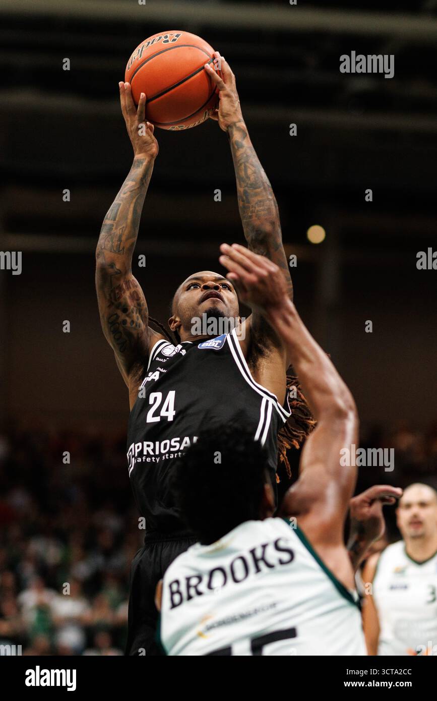 Cobe Williams (BMA365 Bamberg Baskets) im Zweikampf mit Eli Brooks (Gladiators Trier), Vet ...