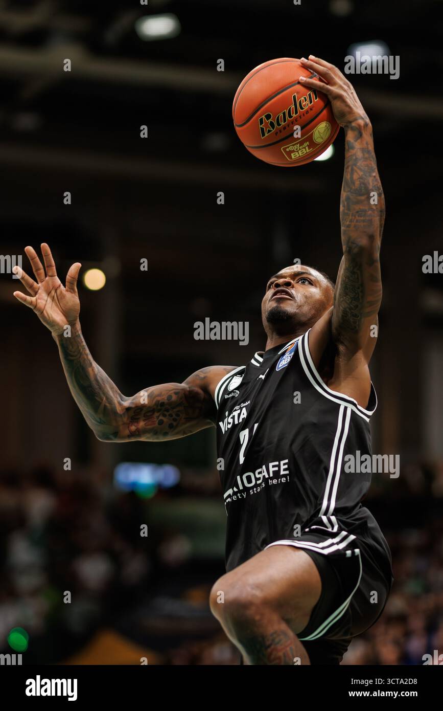 Cobe Williams (BMA365 Bamberg Baskets) mit Ball, Vet Concept Gladiators Trier vs BMA365 Bamberg ...