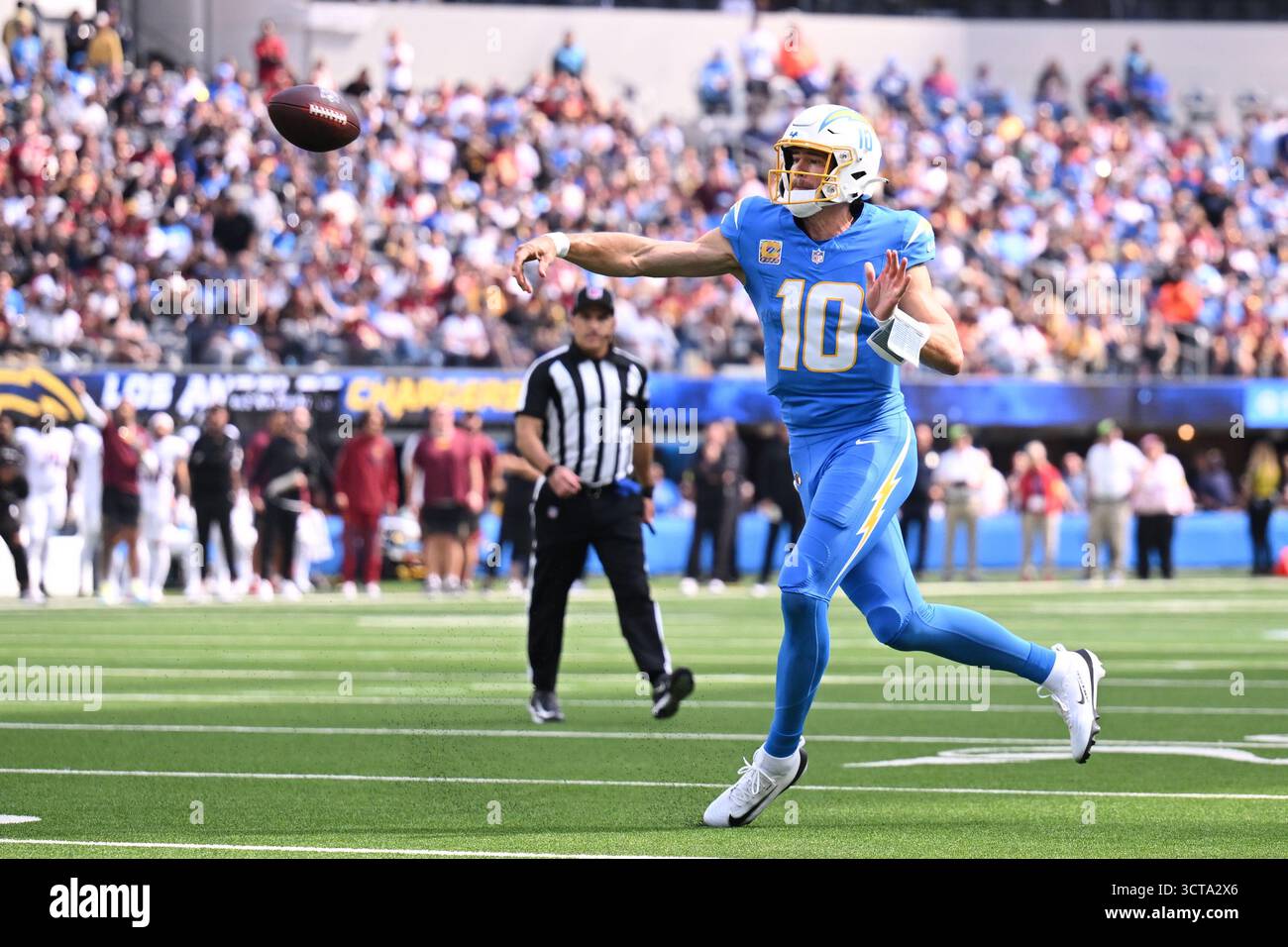 Los Angeles Chargers quarterback Justin Herbert (10) throws a pass ...