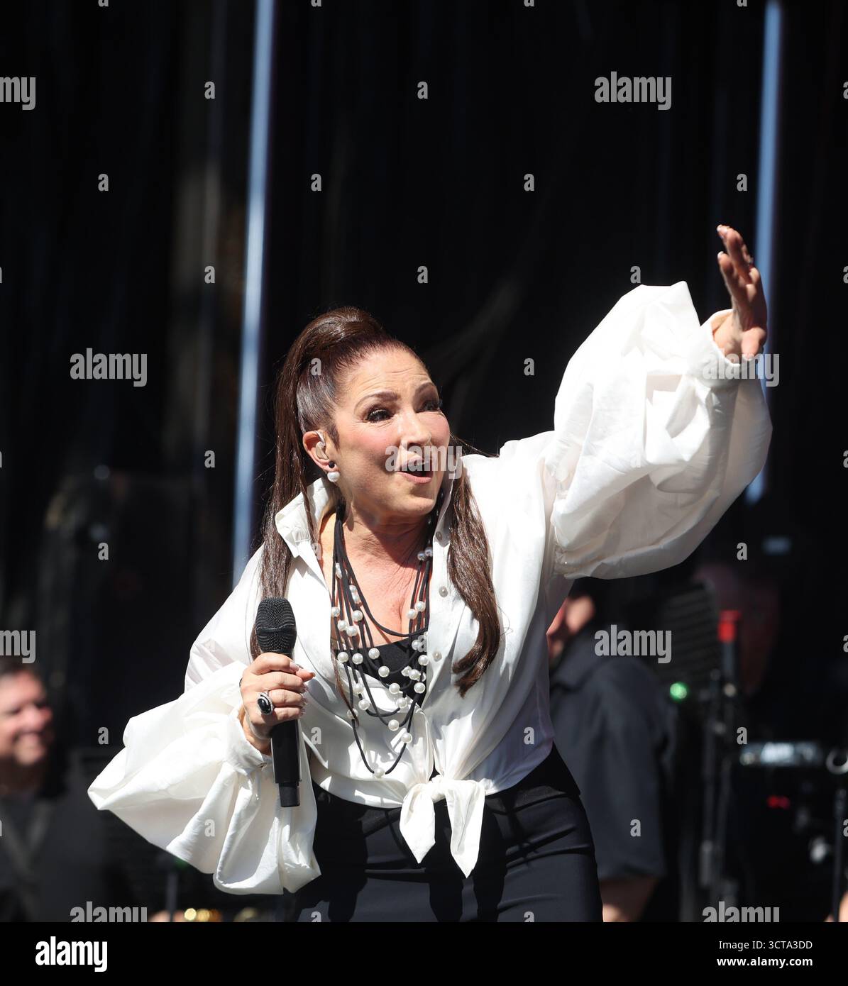 October 5, 2025: October 5, 2025 (Madrid) Gloria Estefan pours Madrid ...