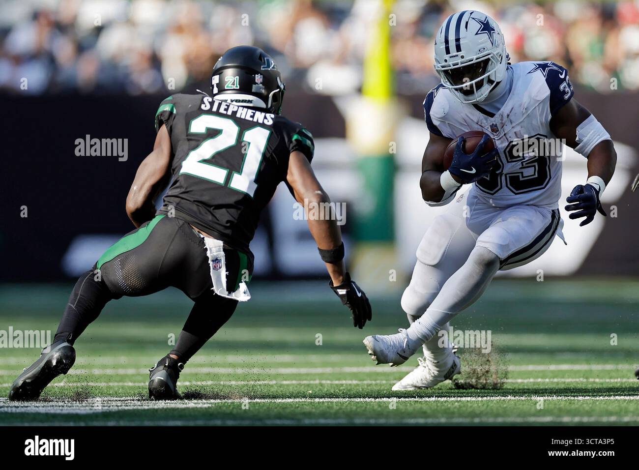 Dallas Cowboys running back Javonte Williams (33) runs with the ball ...
