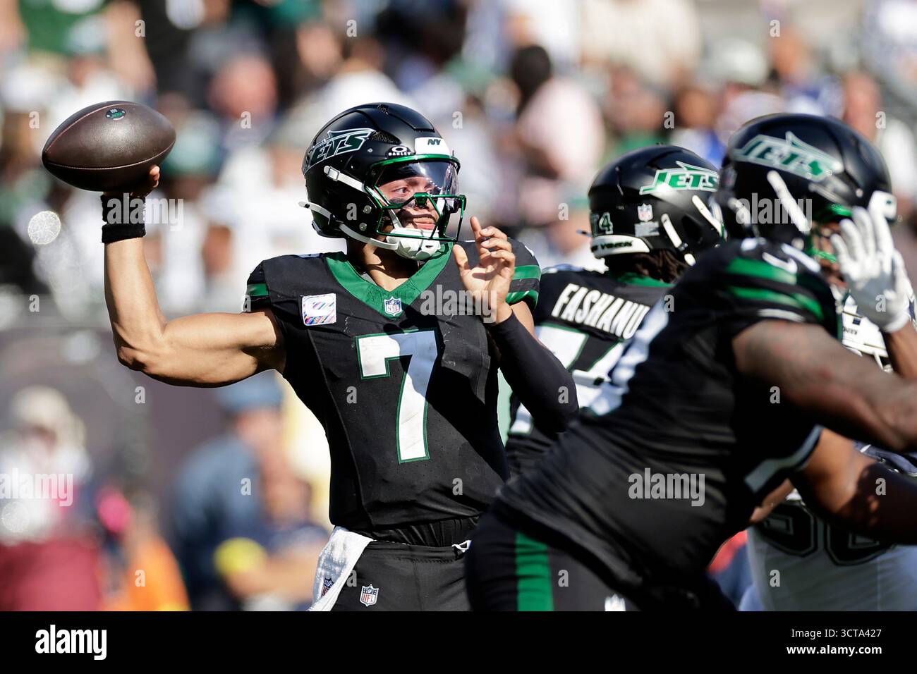 New York Jets quarterback Justin Fields (7) passes the ball during an ...