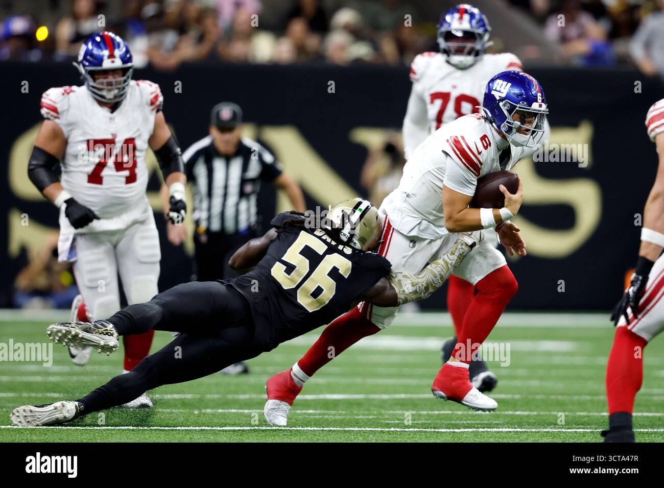 New York Giants quarterback Jaxson Dart (6) runs the ball as New ...