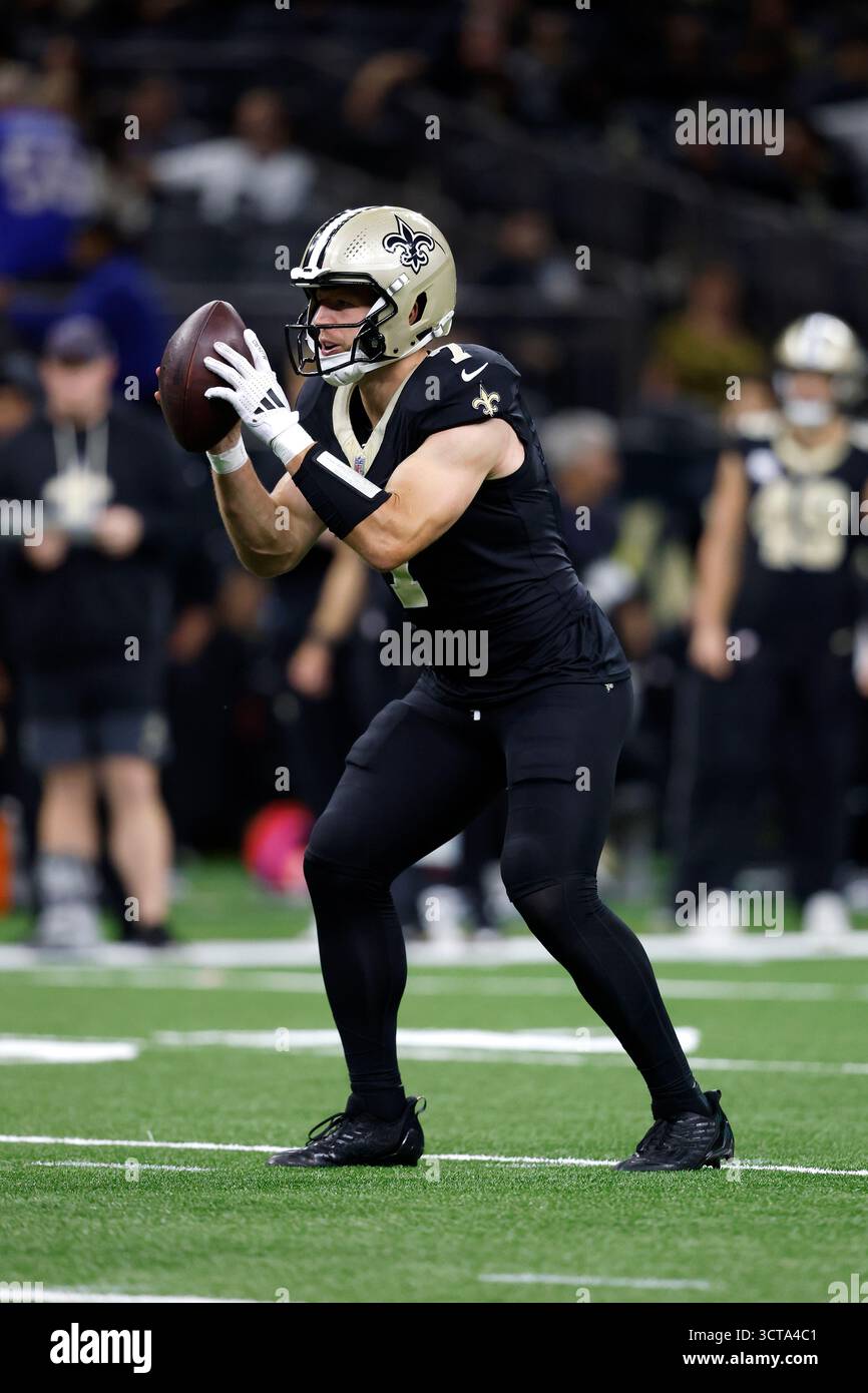 New Orleans Saints tight end Taysom Hill (7) looks to pass during an ...