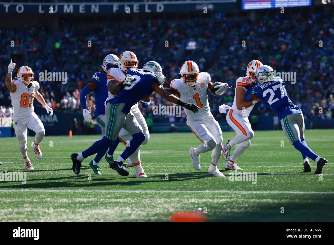 Tampa Bay Buccaneers running back Rachaad White (1) runs for a ...