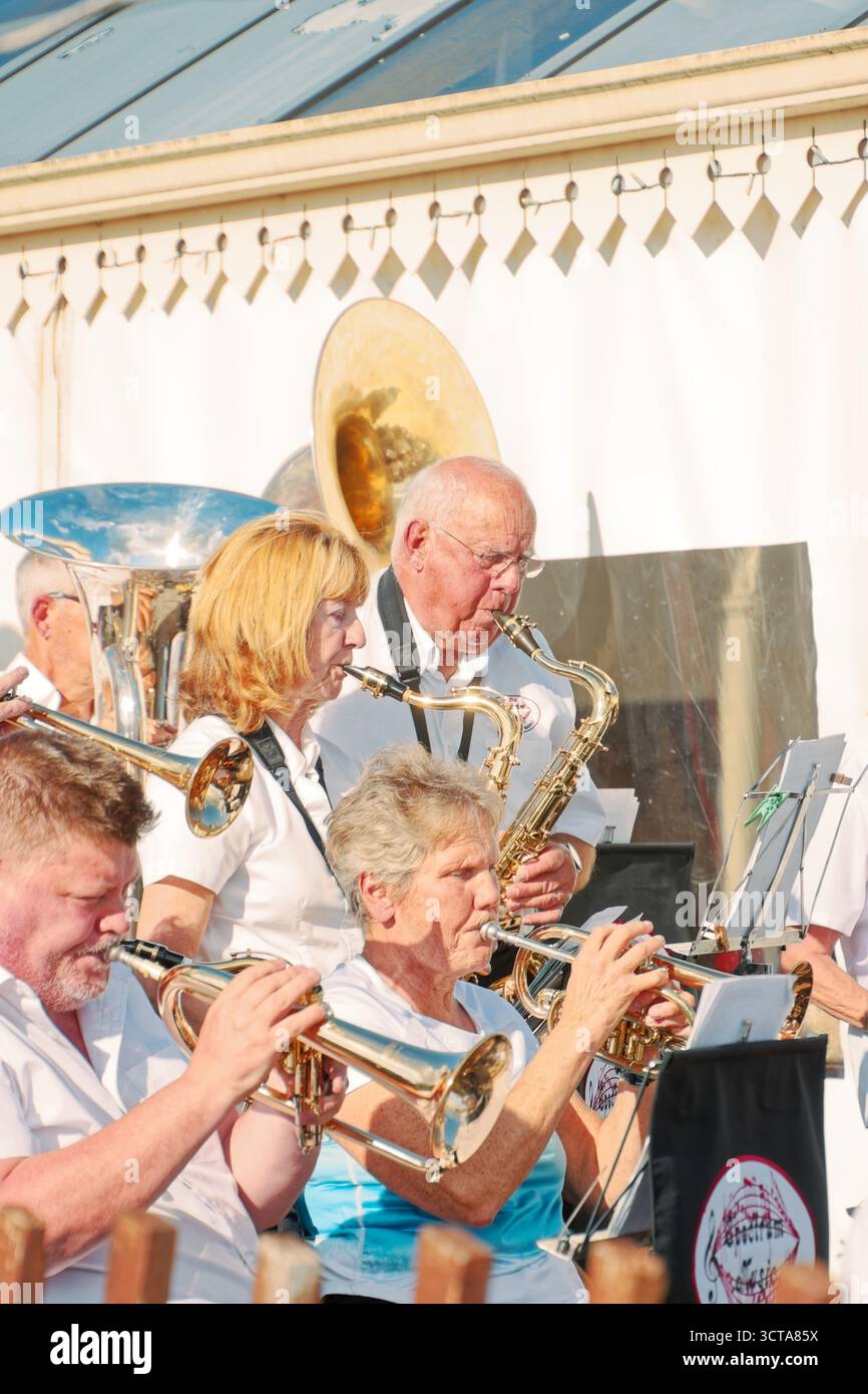 Riverside family england hi-res stock photography and images - Alamy