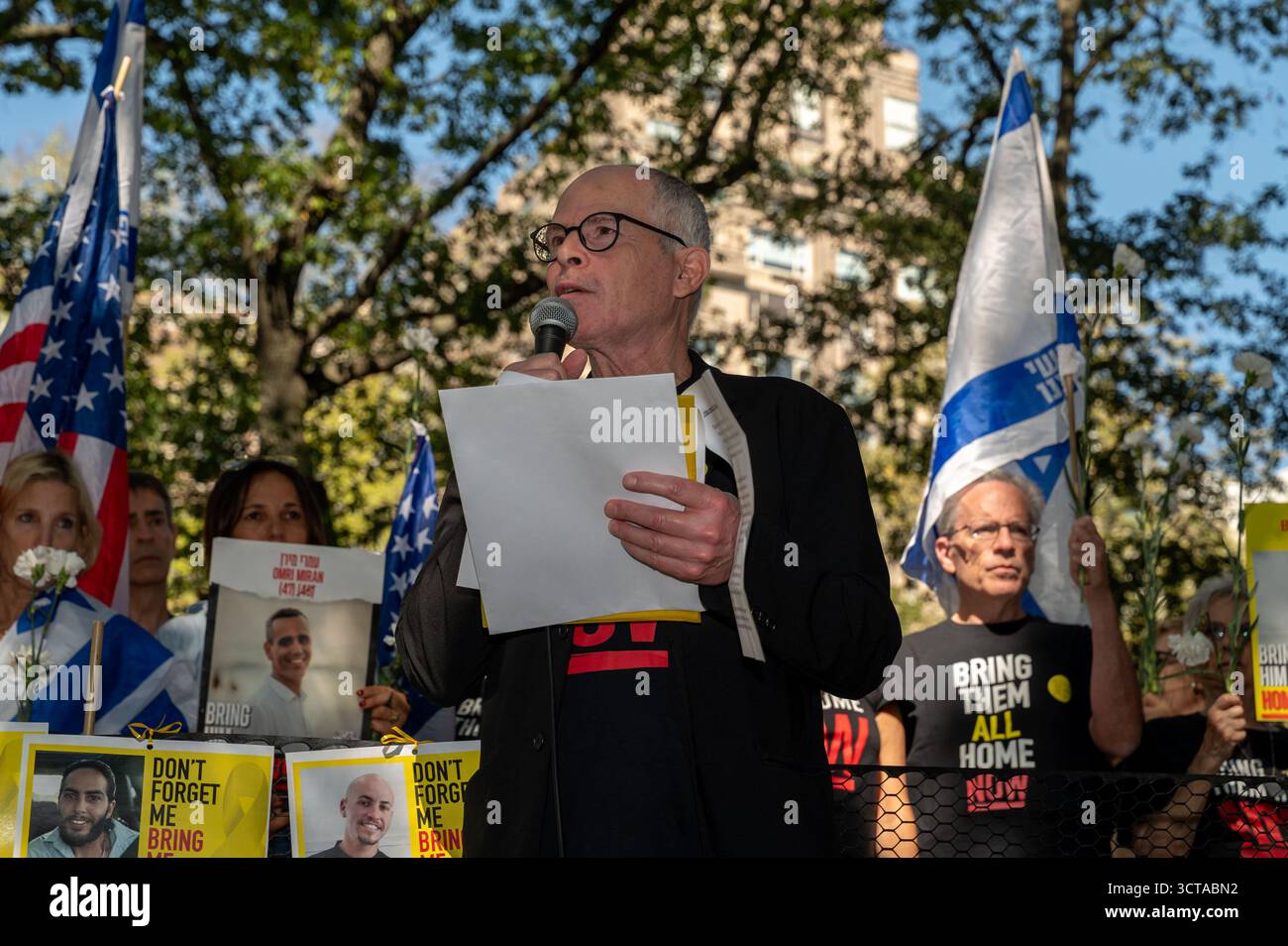 American-Israeli released hostage Keith Siegel speaks at a rally in ...