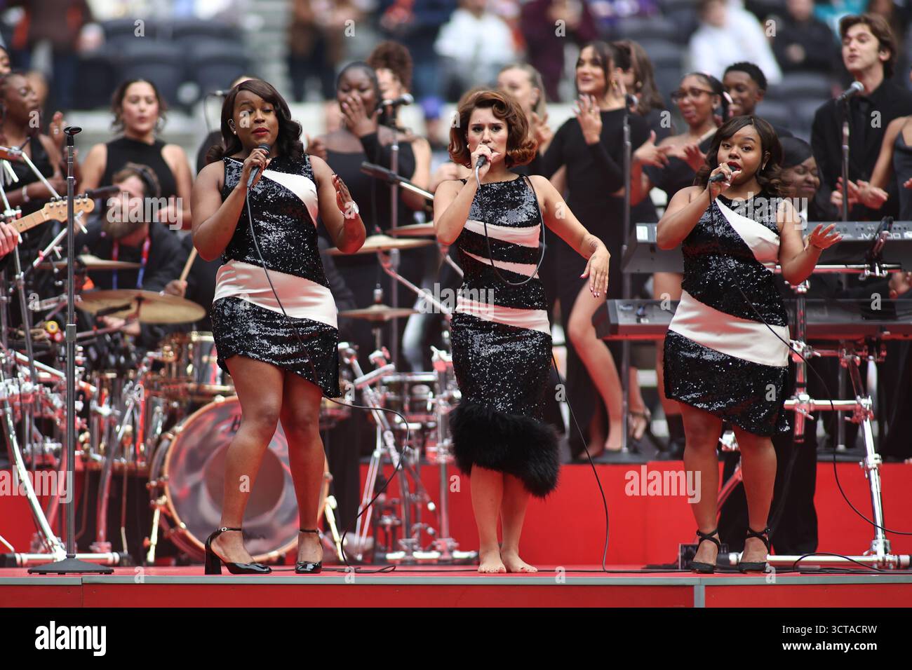 October 5, 2025, London, Uk, United Kingdom: British singer Raye ...