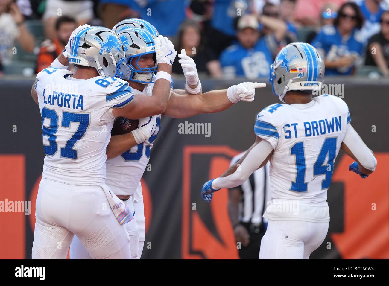 Detroit Lions tight end Brock Wright (89), center, celebrates a ...