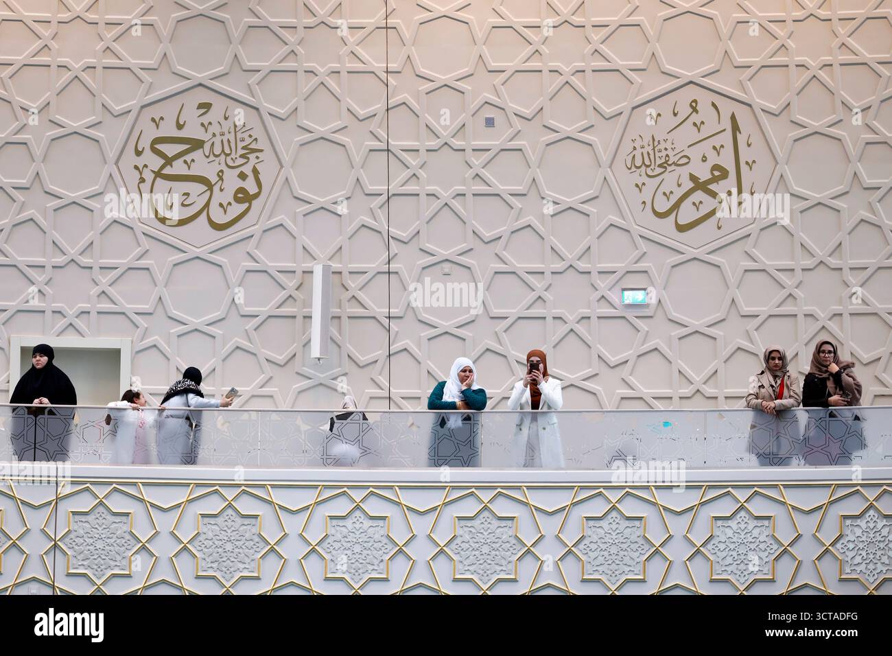 Innenansicht der DITIB Zentralmoschee in Ehrenfeld am Tag der offenen ...