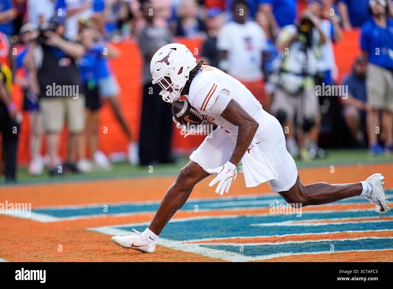Texas wide receiver Ryan Wingo scores a touchdown on a 38-yard pass ...