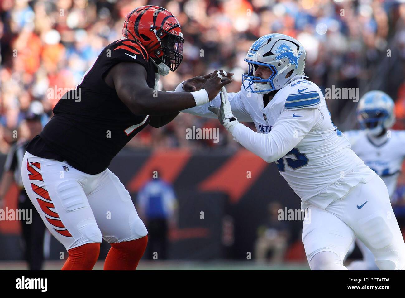 October 5, 2025: Detroit Lions DL Pat Oâ€™Connor (right) rushes the ...