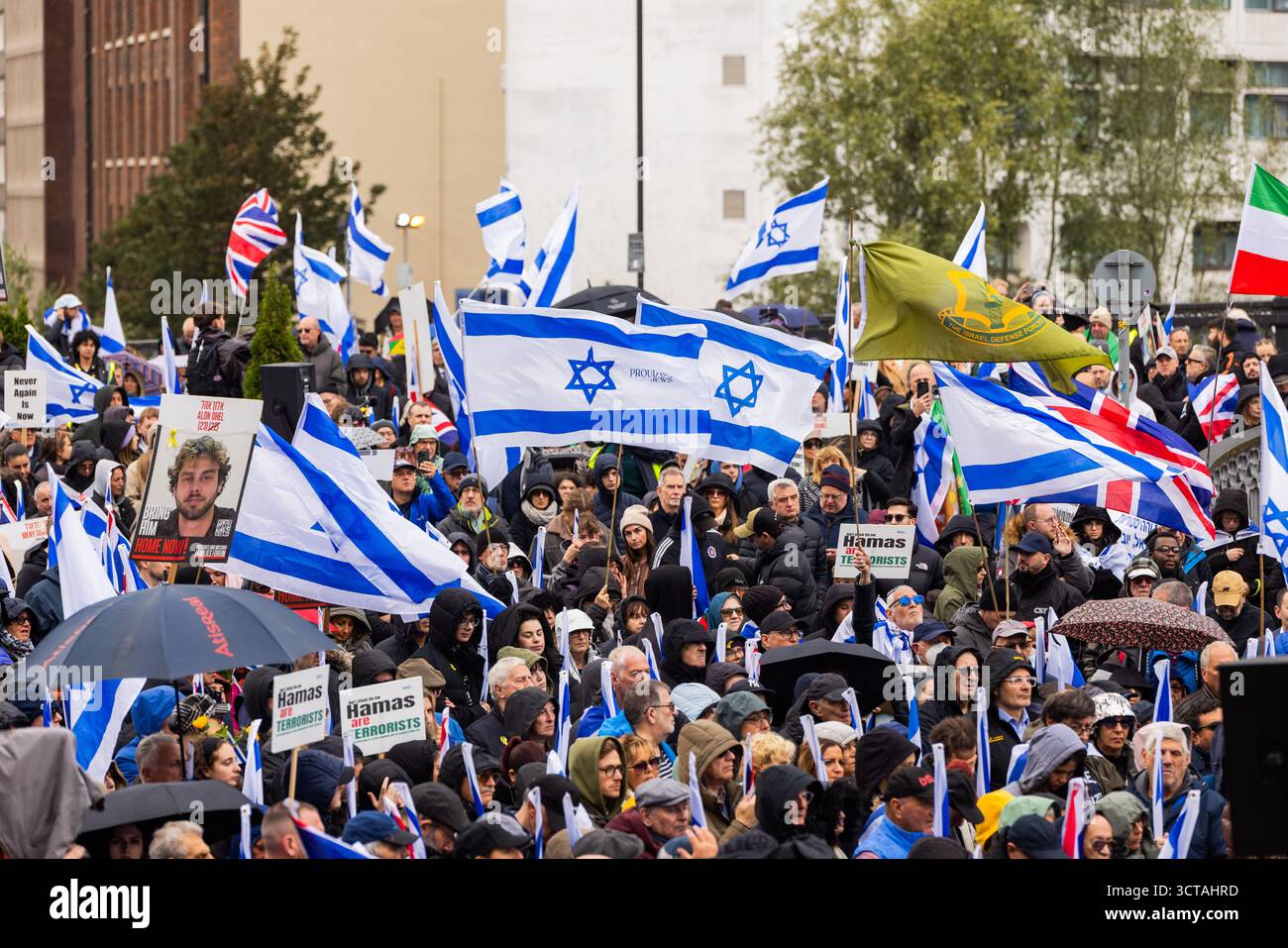 Manchester, UK. 05 OCT, 2025. Crowd waves Israeli flags at a North West ...