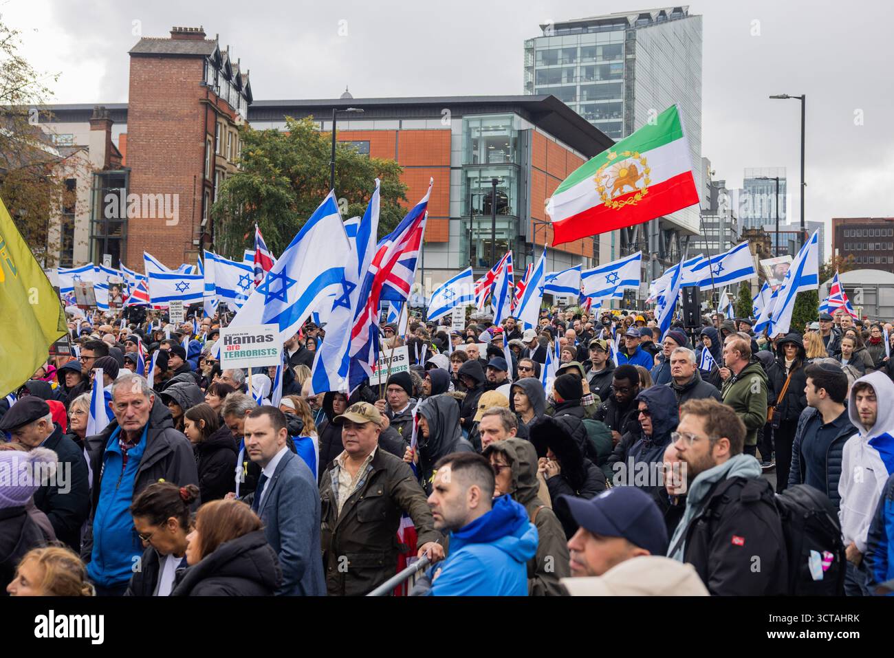 Manchester, UK. 05 OCT, 2025. Crowd waves Israeli flags at a North West ...