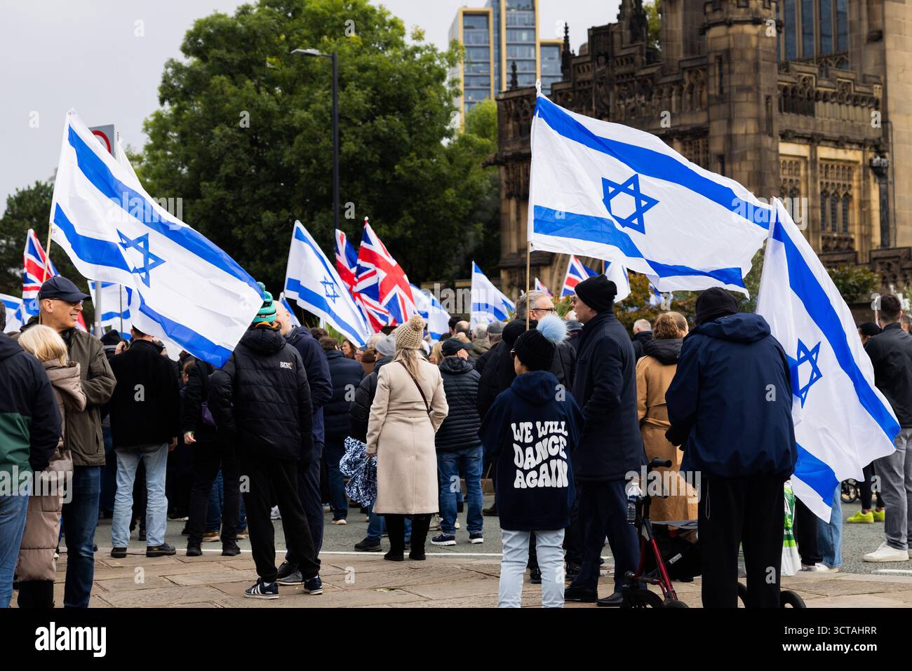 Manchester, UK. 05 OCT, 2025. Crowd waves Israeli flags at a North West ...