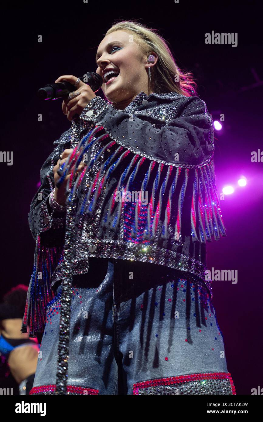 London, UK. 05 Oct 2025. American singer JoJo Siwa (born Joelle Joanie ...