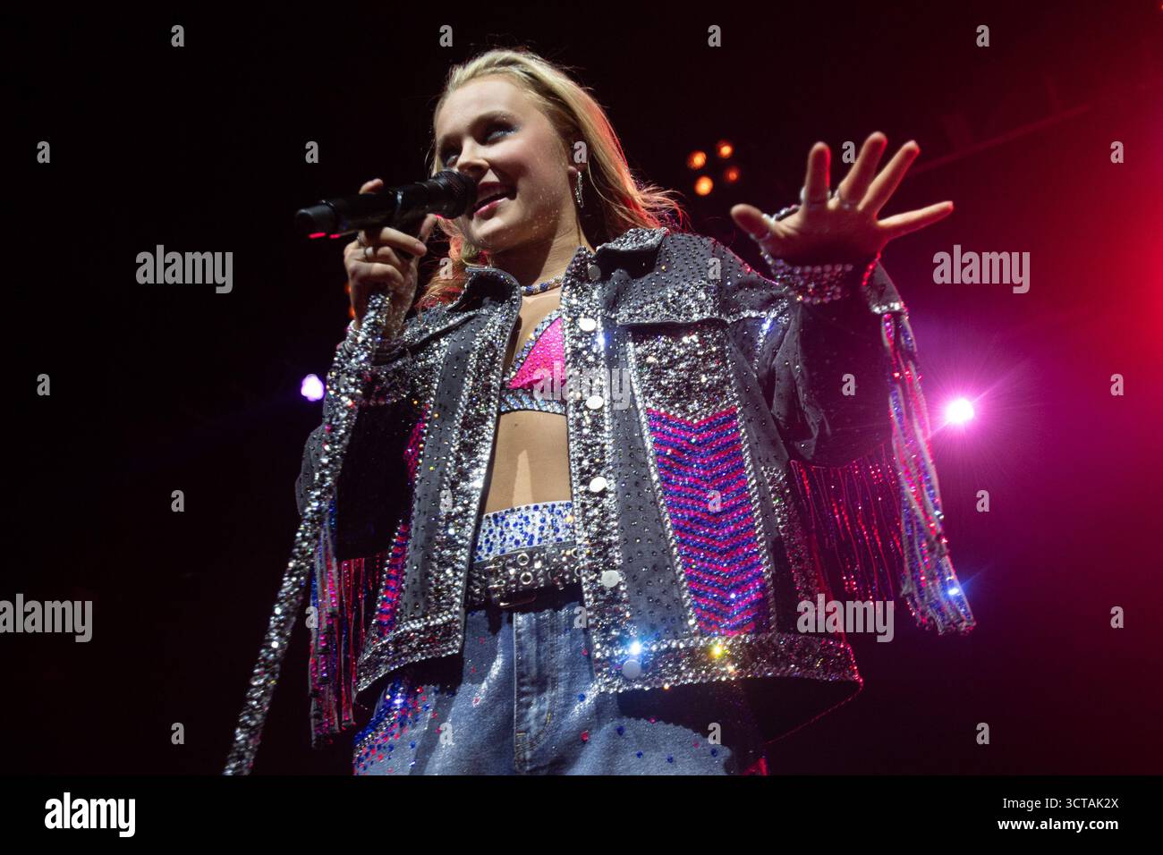 London, UK. 05 Oct 2025. American singer JoJo Siwa (born Joelle Joanie ...