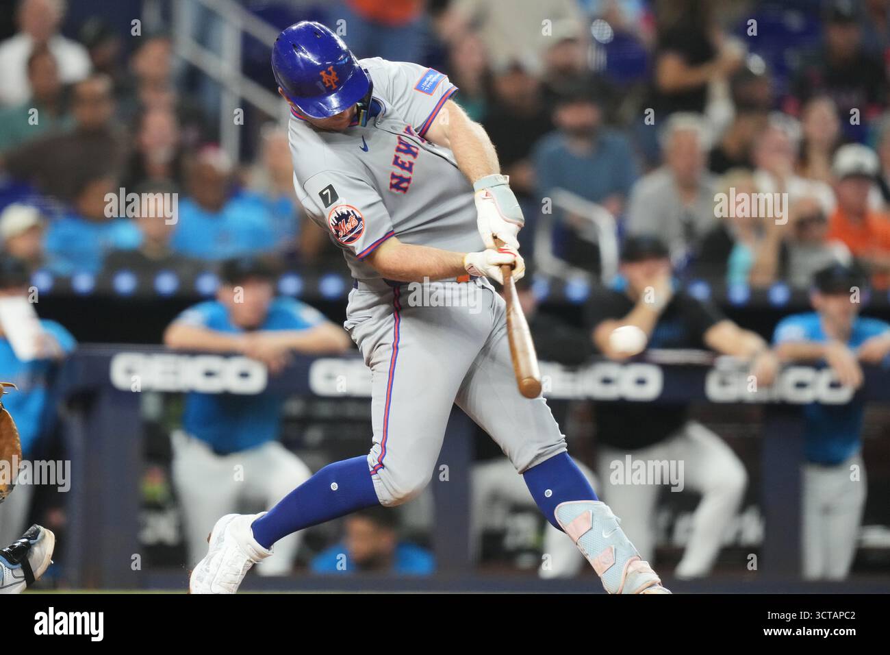 New York Mets' Pete Alonso flies out with the bases loaded during the ...