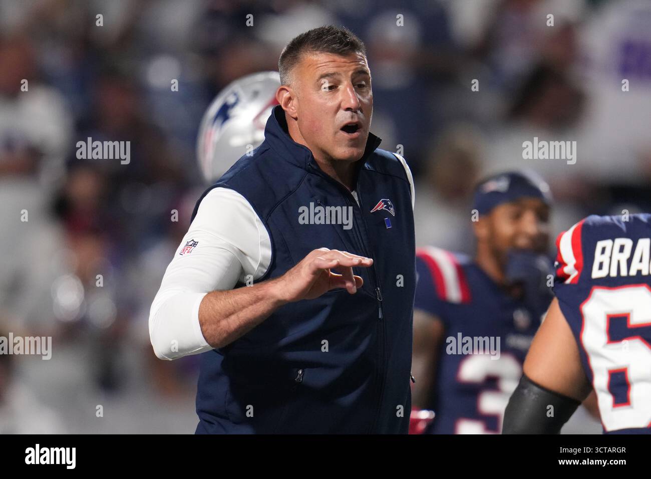 New England Patriots head coach Mike Vrabel talks to players before an ...