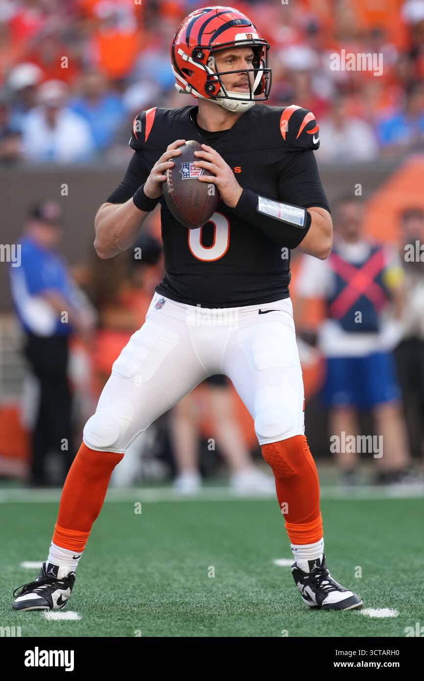 Cincinnati Bengals quarterback Jake Browning (6) looks too throw during ...