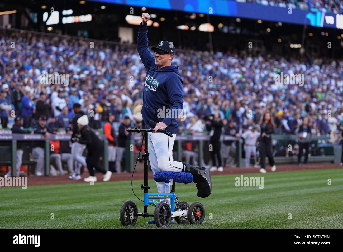 Seattle Mariners relief pitcher Trent Thornton waves to fans before ...