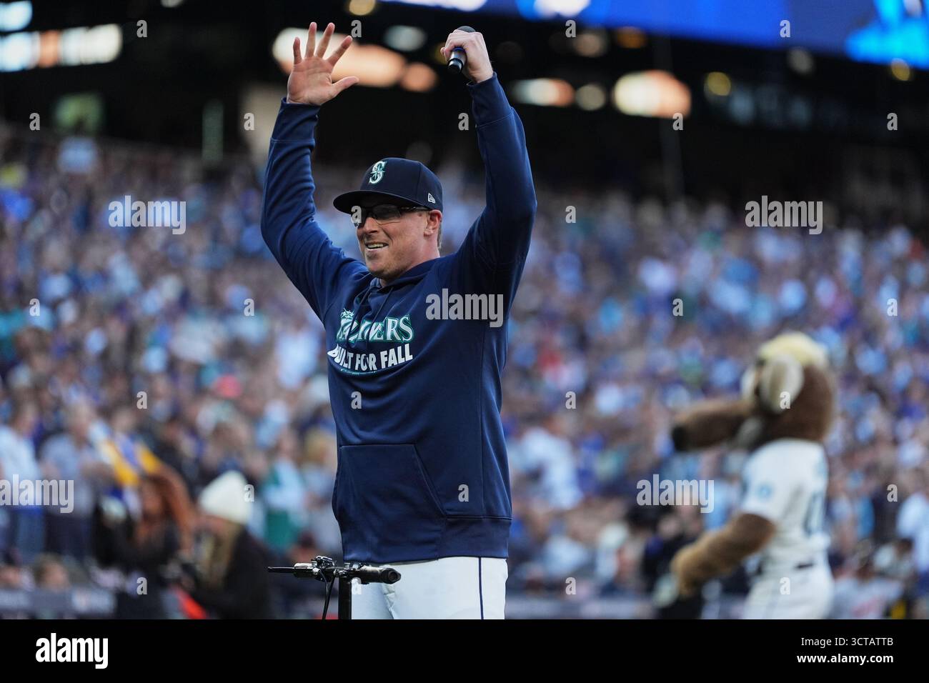 Seattle Mariners relief pitcher Trent Thornton waves to fans before ...