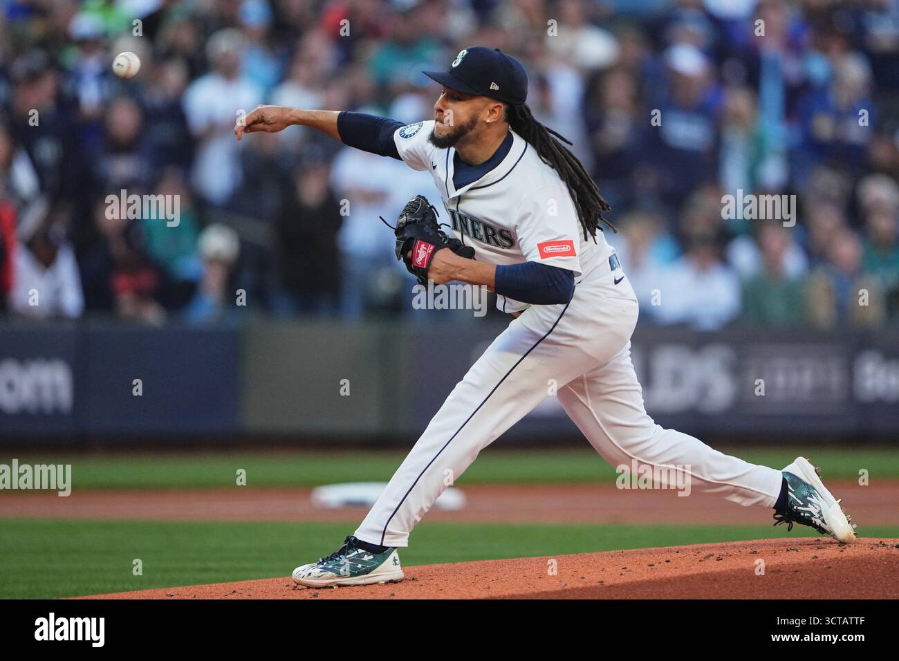 Seattle Mariners starting pitcher Luis Castillo throws during the first ...