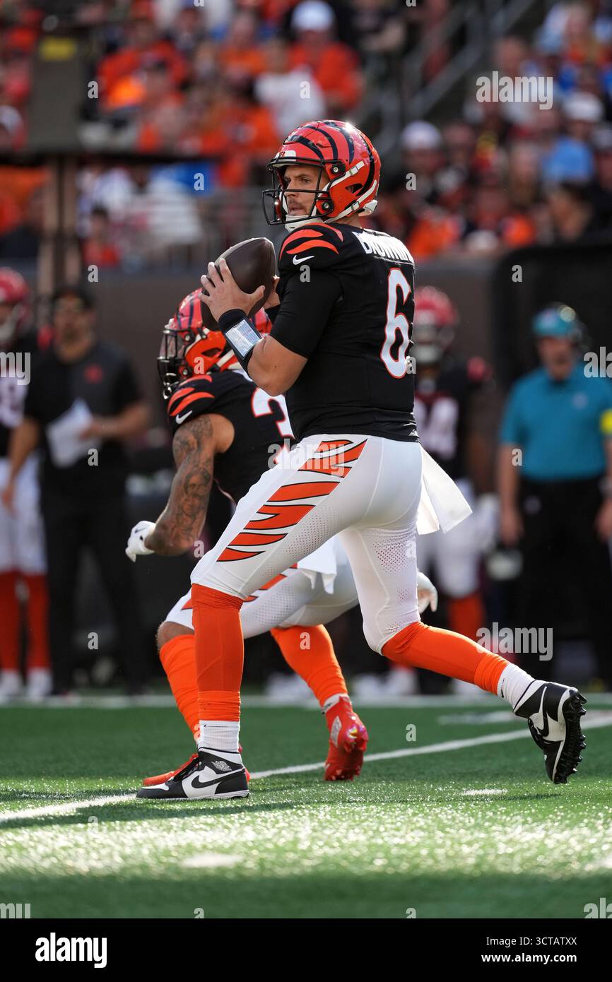 Cincinnati Bengals quarterback Jake Browning (6) looks to throw during ...